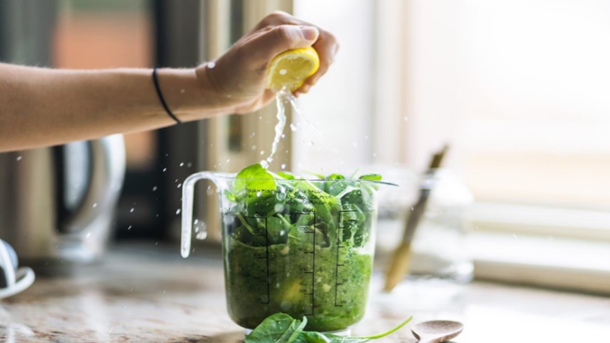 Aprende a preparar el licuado que te ayudará a reducir hasta una talla ...